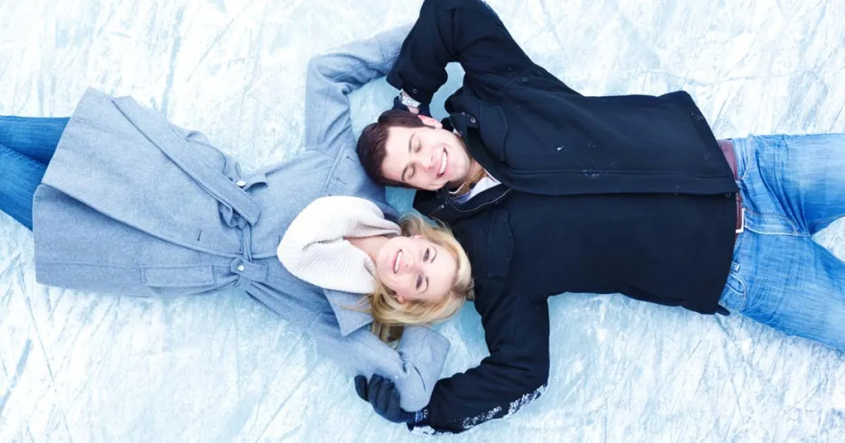 Premier rendez-vous à la patinoire : où se rouler un patin ? - Meetic ...